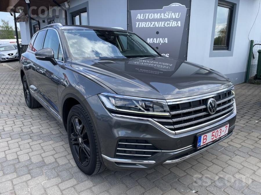 Grey Volkswagen Touareg 2018 in Talsi, with an engine capacity of 3.00 L and mileage of 304 thousand km for 21900 €, photo 1 on AUTOMOTO.COM.LV