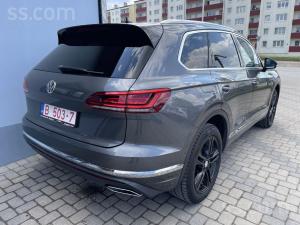 Grey Volkswagen Touareg 2018 in Talsi, with an engine capacity of 3.00 L and mileage of 304 thousand km for 21900 €, photo 3 on AUTOMOTO.COM.LV