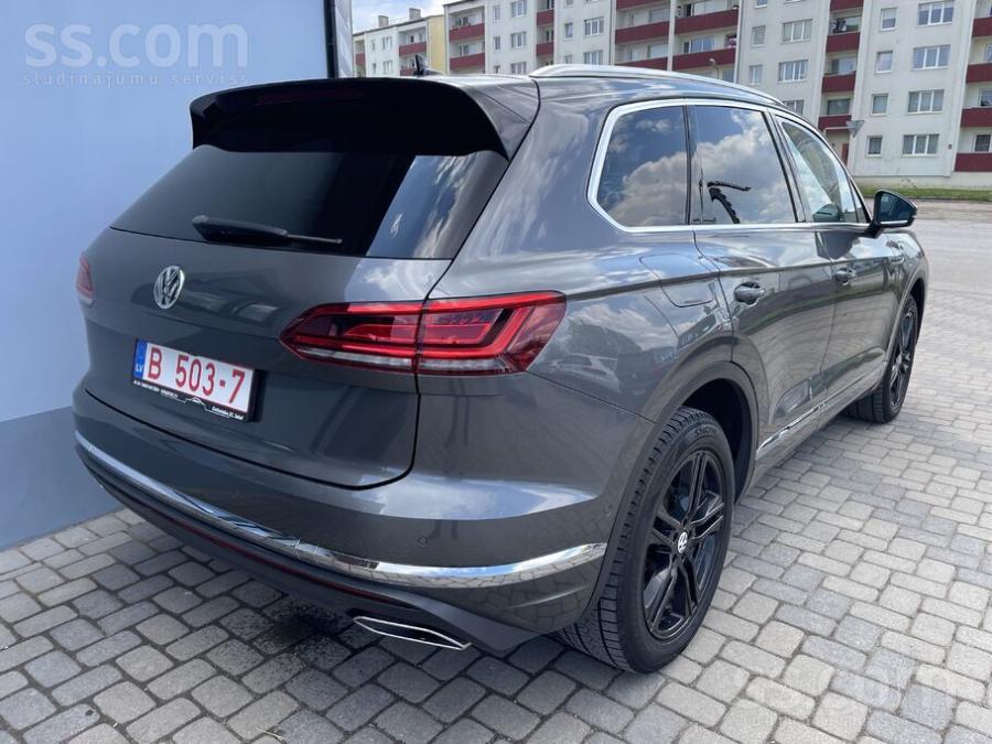 Grey Volkswagen Touareg 2018 in Talsi, with an engine capacity of 3.00 L and mileage of 304 thousand km for 21900 €, photo 3 on AUTOMOTO.COM.LV