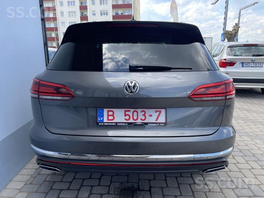Grey Volkswagen Touareg 2018 in Talsi, with an engine capacity of 3.00 L and mileage of 304 thousand km for 21900 €, photo 4 on AUTOMOTO.COM.LV