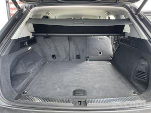 Grey Volkswagen Touareg 2018 in Talsi, with an engine capacity of 3.00 L and mileage of 304 thousand km for 21900 €, photo 5 on AUTOMOTO.COM.LV