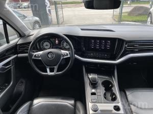 Grey Volkswagen Touareg 2018 in Talsi, with an engine capacity of 3.00 L and mileage of 304 thousand km for 21900 €, photo 6 on AUTOMOTO.COM.LV