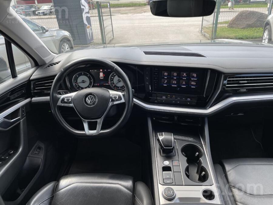 Grey Volkswagen Touareg 2018 in Talsi, with an engine capacity of 3.00 L and mileage of 304 thousand km for 21900 €, photo 6 on AUTOMOTO.COM.LV