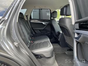 Grey Volkswagen Touareg 2018 in Talsi, with an engine capacity of 3.00 L and mileage of 304 thousand km for 21900 €, photo 7 on AUTOMOTO.COM.LV