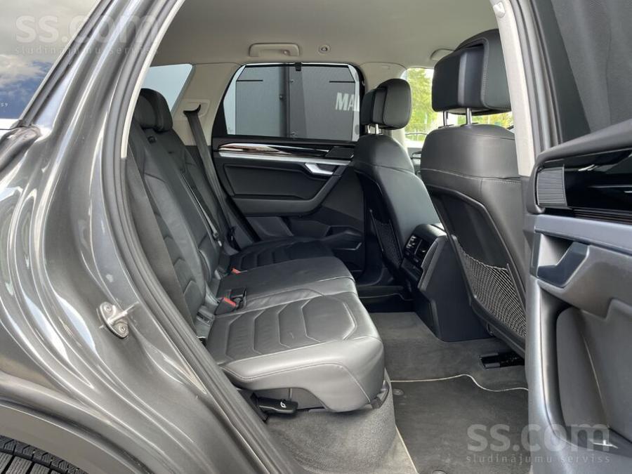 Grey Volkswagen Touareg 2018 in Talsi, with an engine capacity of 3.00 L and mileage of 304 thousand km for 21900 €, photo 7 on AUTOMOTO.COM.LV