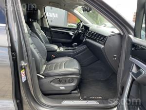 Grey Volkswagen Touareg 2018 in Talsi, with an engine capacity of 3.00 L and mileage of 304 thousand km for 21900 €, photo 8 on AUTOMOTO.COM.LV