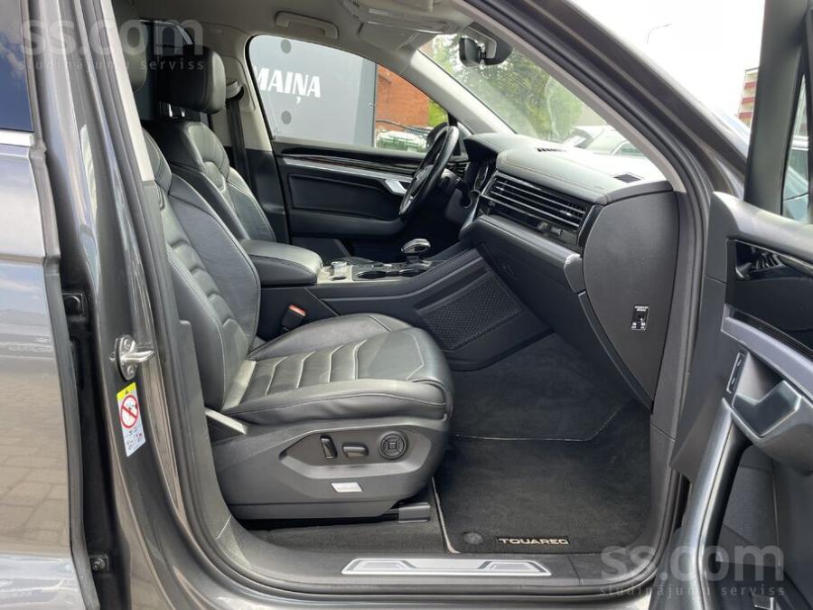 Grey Volkswagen Touareg 2018 in Talsi, with an engine capacity of 3.00 L and mileage of 304 thousand km for 21900 €, photo 8 on AUTOMOTO.COM.LV