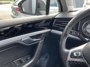 Grey Volkswagen Touareg 2018 in Talsi, with an engine capacity of 3.00 L and mileage of 304 thousand km for 21900 €, photo 14 on AUTOMOTO.COM.LV