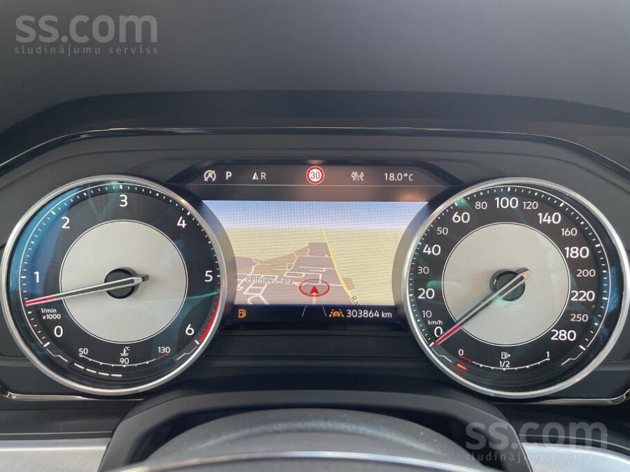 Grey Volkswagen Touareg 2018 in Talsi, with an engine capacity of 3.00 L and mileage of 304 thousand km for 21900 €, photo 15 on AUTOMOTO.COM.LV
