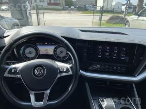 Grey Volkswagen Touareg 2018 in Talsi, with an engine capacity of 3.00 L and mileage of 304 thousand km for 21900 €, photo 16 on AUTOMOTO.COM.LV