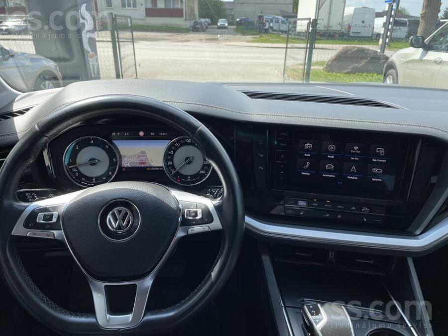 Grey Volkswagen Touareg 2018 in Talsi, with an engine capacity of 3.00 L and mileage of 304 thousand km for 21900 €, photo 16 on AUTOMOTO.COM.LV
