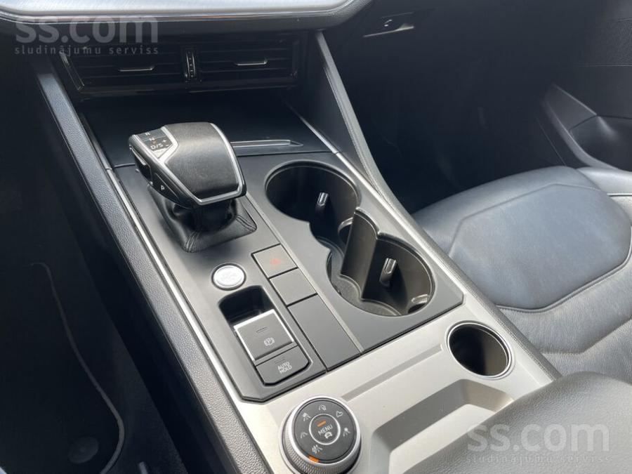 Grey Volkswagen Touareg 2018 in Talsi, with an engine capacity of 3.00 L and mileage of 304 thousand km for 21900 €, photo 21 on AUTOMOTO.COM.LV
