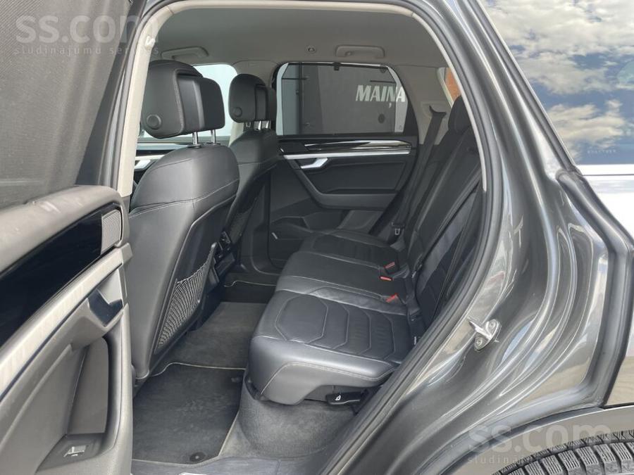 Grey Volkswagen Touareg 2018 in Talsi, with an engine capacity of 3.00 L and mileage of 304 thousand km for 21900 €, photo 24 on AUTOMOTO.COM.LV