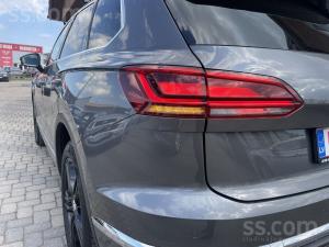 Grey Volkswagen Touareg 2018 in Talsi, with an engine capacity of 3.00 L and mileage of 304 thousand km for 21900 €, photo 25 on AUTOMOTO.COM.LV