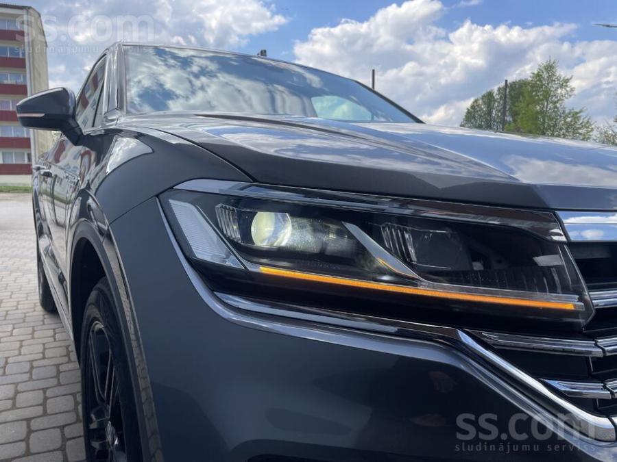 Grey Volkswagen Touareg 2018 in Talsi, with an engine capacity of 3.00 L and mileage of 304 thousand km for 21900 €, photo 26 on AUTOMOTO.COM.LV