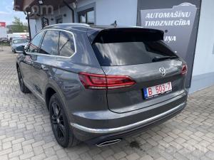 Grey Volkswagen Touareg 2018 in Talsi, with an engine capacity of 3.00 L and mileage of 304 thousand km for 21900 €, photo 28 on AUTOMOTO.COM.LV