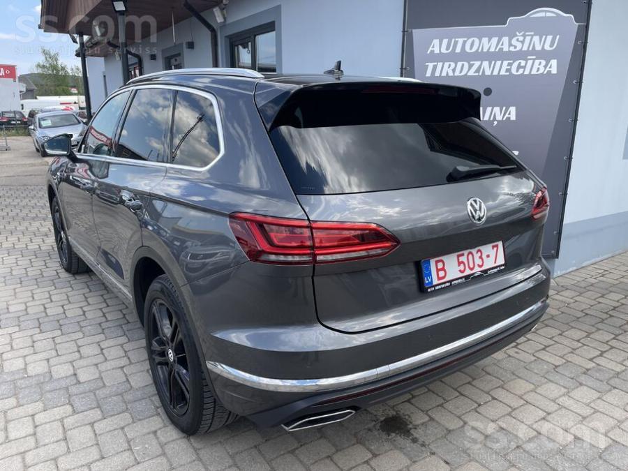 Grey Volkswagen Touareg 2018 in Talsi, with an engine capacity of 3.00 L and mileage of 304 thousand km for 21900 €, photo 28 on AUTOMOTO.COM.LV