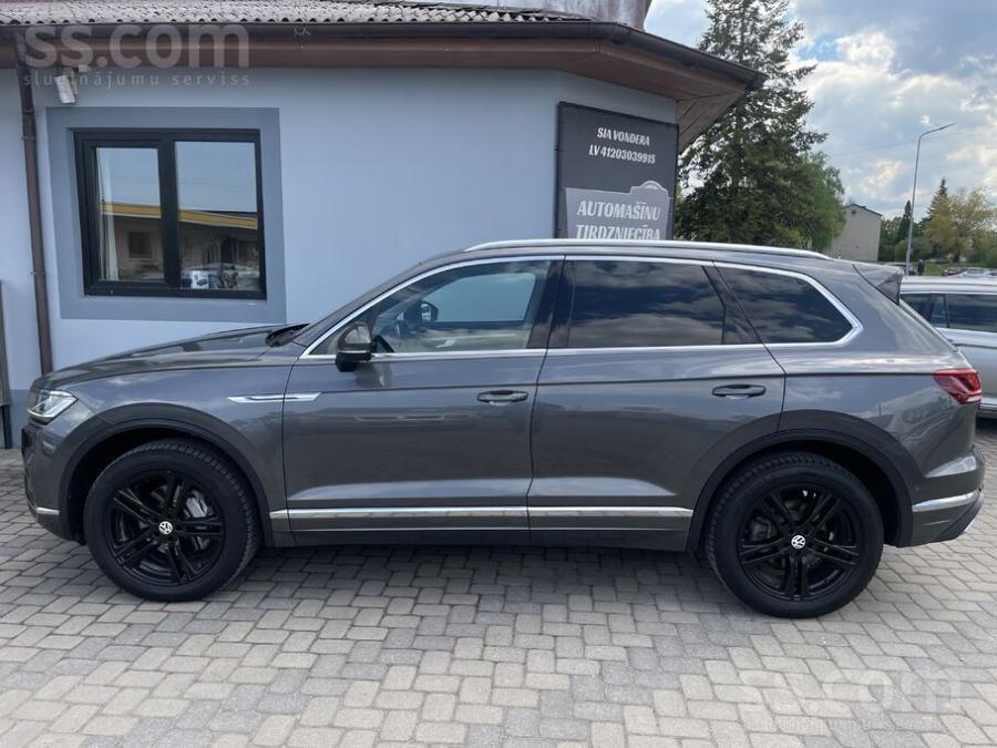 Grey Volkswagen Touareg 2018 in Talsi, with an engine capacity of 3.00 L and mileage of 304 thousand km for 21900 €, photo 29 on AUTOMOTO.COM.LV