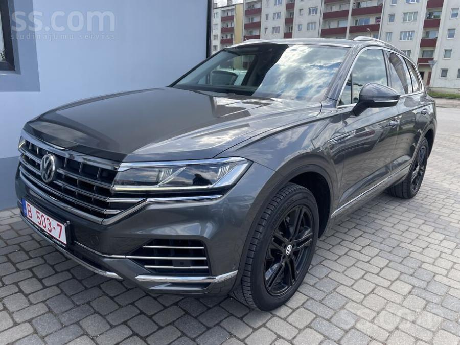 Grey Volkswagen Touareg 2018 in Talsi, with an engine capacity of 3.00 L and mileage of 304 thousand km for 21900 €, photo 30 on AUTOMOTO.COM.LV