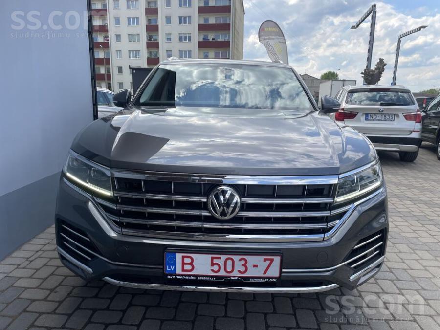 Grey Volkswagen Touareg 2018 in Talsi, with an engine capacity of 3.00 L and mileage of 304 thousand km for 21900 €, photo 31 on AUTOMOTO.COM.LV