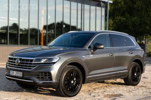 Grey Volkswagen Touareg 2018 in Talsi, with an engine capacity of 3.00 L and mileage of 304 thousand km for 22555 €, photo 1 on AUTOMOTO.COM.LV