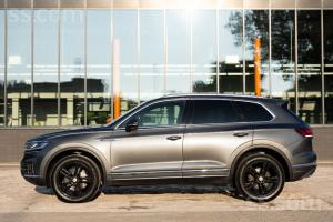 Grey Volkswagen Touareg 2018 in Talsi, with an engine capacity of 3.00 L and mileage of 304 thousand km for 22555 €, photo 3 on AUTOMOTO.COM.LV