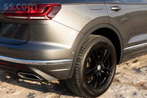 Grey Volkswagen Touareg 2018 in Talsi, with an engine capacity of 3.00 L and mileage of 304 thousand km for 22555 €, photo 4 on AUTOMOTO.COM.LV