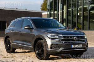 Grey Volkswagen Touareg 2018 in Talsi, with an engine capacity of 3.00 L and mileage of 304 thousand km for 22555 €, photo 6 on AUTOMOTO.COM.LV