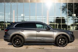 Grey Volkswagen Touareg 2018 in Talsi, with an engine capacity of 3.00 L and mileage of 304 thousand km for 22555 €, photo 7 on AUTOMOTO.COM.LV