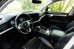 Grey Volkswagen Touareg 2018 in Talsi, with an engine capacity of 3.00 L and mileage of 304 thousand km for 22555 €, photo 11 on AUTOMOTO.COM.LV