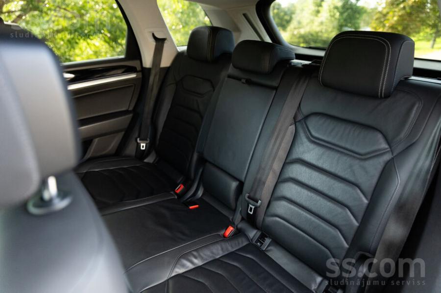 Grey Volkswagen Touareg 2018 in Talsi, with an engine capacity of 3.00 L and mileage of 304 thousand km for 22555 €, photo 14 on AUTOMOTO.COM.LV