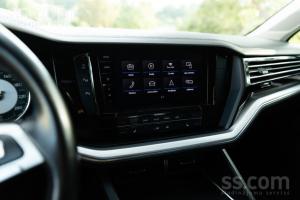 Grey Volkswagen Touareg 2018 in Talsi, with an engine capacity of 3.00 L and mileage of 304 thousand km for 22555 €, photo 16 on AUTOMOTO.COM.LV