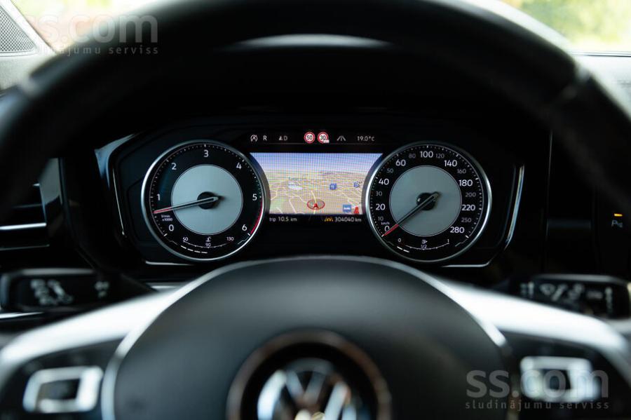 Grey Volkswagen Touareg 2018 in Talsi, with an engine capacity of 3.00 L and mileage of 304 thousand km for 22555 €, photo 18 on AUTOMOTO.COM.LV
