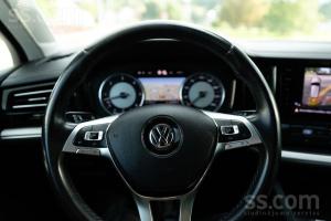 Grey Volkswagen Touareg 2018 in Talsi, with an engine capacity of 3.00 L and mileage of 304 thousand km for 22555 €, photo 19 on AUTOMOTO.COM.LV
