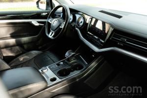 Grey Volkswagen Touareg 2018 in Talsi, with an engine capacity of 3.00 L and mileage of 304 thousand km for 22555 €, photo 26 on AUTOMOTO.COM.LV