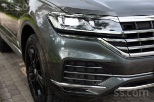 Grey Volkswagen Touareg 2018 in Talsi, with an engine capacity of 3.00 L and mileage of 304 thousand km for 22555 €, photo 27 on AUTOMOTO.COM.LV