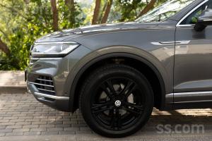 Grey Volkswagen Touareg 2018 in Talsi, with an engine capacity of 3.00 L and mileage of 304 thousand km for 22555 €, photo 30 on AUTOMOTO.COM.LV