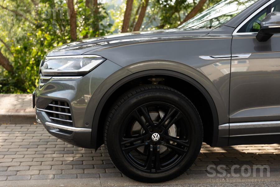 Grey Volkswagen Touareg 2018 in Talsi, with an engine capacity of 3.00 L and mileage of 304 thousand km for 22555 €, photo 30 on AUTOMOTO.COM.LV