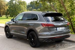 Grey Volkswagen Touareg 2018 in Talsi, with an engine capacity of 3.00 L and mileage of 304 thousand km for 22555 €, photo 32 on AUTOMOTO.COM.LV