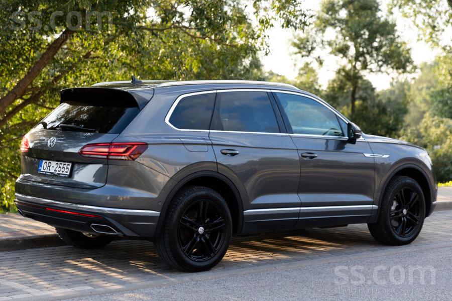 Grey Volkswagen Touareg 2018 in Talsi, with an engine capacity of 3.00 L and mileage of 304 thousand km for 22555 €, photo 33 on AUTOMOTO.COM.LV