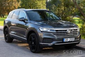 Grey Volkswagen Touareg 2018 in Talsi, with an engine capacity of 3.00 L and mileage of 304 thousand km for 22555 €, photo 34 on AUTOMOTO.COM.LV