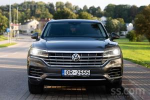 Grey Volkswagen Touareg 2018 in Talsi, with an engine capacity of 3.00 L and mileage of 304 thousand km for 22555 €, photo 35 on AUTOMOTO.COM.LV