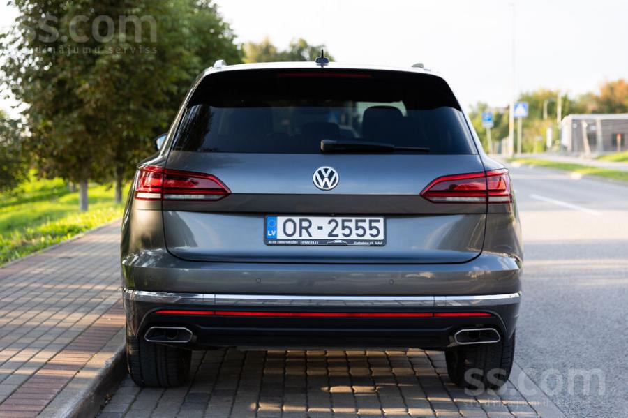 Grey Volkswagen Touareg 2018 in Talsi, with an engine capacity of 3.00 L and mileage of 304 thousand km for 22555 €, photo 36 on AUTOMOTO.COM.LV