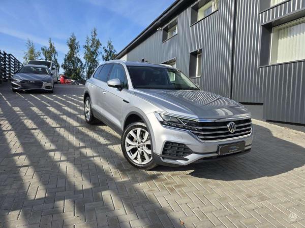 Pelēks Volkswagen Touareg 2018 Telšiai, ar dzinēja tilpumu 2.97 L un nobraukumu 183 tūkst. km par 28999 €, foto 1 vietnē AUTOMOTO.COM.LV