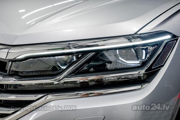 Grey Volkswagen Touareg 2018 in Parnu, with an engine capacity of 3.00 L and mileage of 219 thousand km for 31200 €, photo 5 on AUTOMOTO.COM.LV