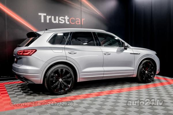 Grey Volkswagen Touareg 2018 in Parnu, with an engine capacity of 3.00 L and mileage of 219 thousand km for 31200 €, photo 9 on AUTOMOTO.COM.LV