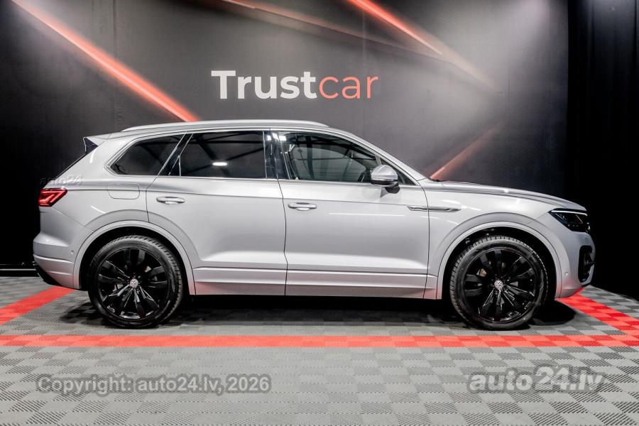 Pelēks Volkswagen Touareg 2018 Pērnava, ar dzinēja tilpumu 3.00 L un nobraukumu 219 tūkst. km par 31200 €, foto 10 vietnē AUTOMOTO.COM.LV