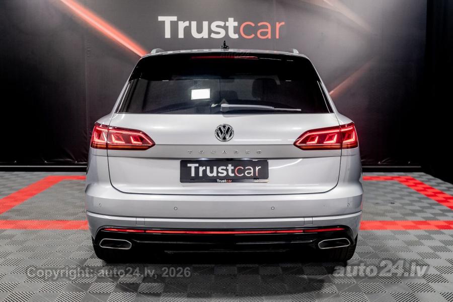 Pelēks Volkswagen Touareg 2018 Pērnava, ar dzinēja tilpumu 3.00 L un nobraukumu 219 tūkst. km par 31200 €, foto 12 vietnē AUTOMOTO.COM.LV