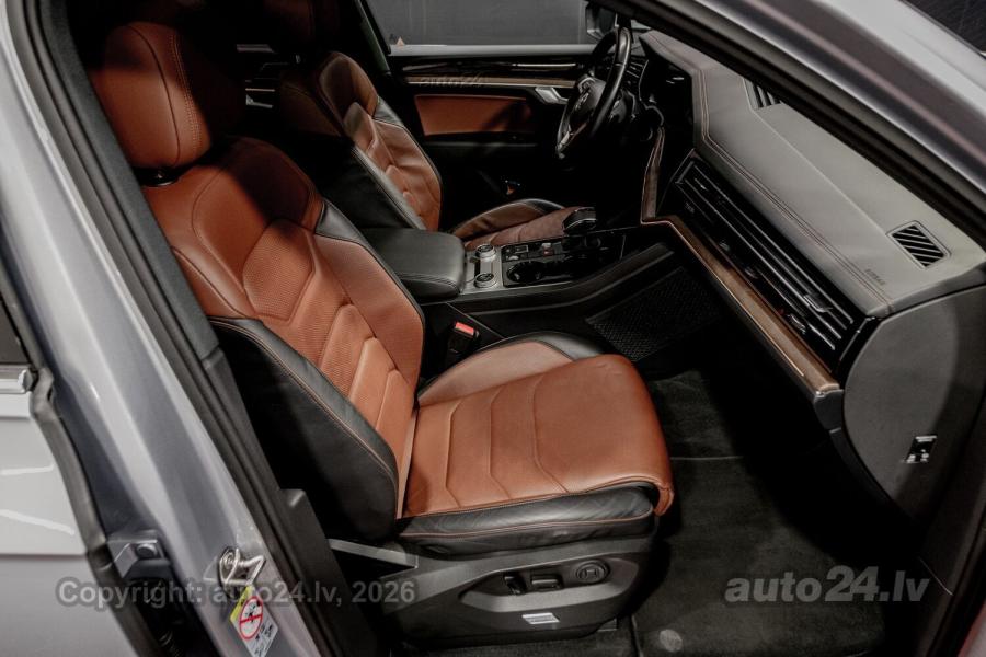 Pelēks Volkswagen Touareg 2018 Pērnava, ar dzinēja tilpumu 3.00 L un nobraukumu 219 tūkst. km par 31200 €, foto 15 vietnē AUTOMOTO.COM.LV
