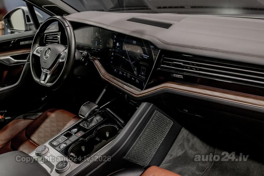 Pelēks Volkswagen Touareg 2018 Pērnava, ar dzinēja tilpumu 3.00 L un nobraukumu 219 tūkst. km par 31200 €, foto 16 vietnē AUTOMOTO.COM.LV
